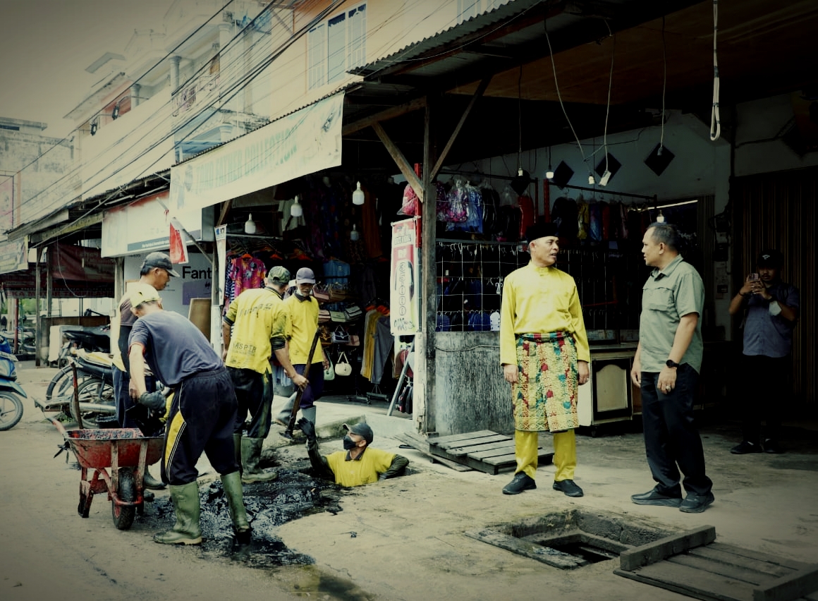 Pj Bupati Inhil Pantau Normalisasi Saluran Air di Jalan M Boya ...